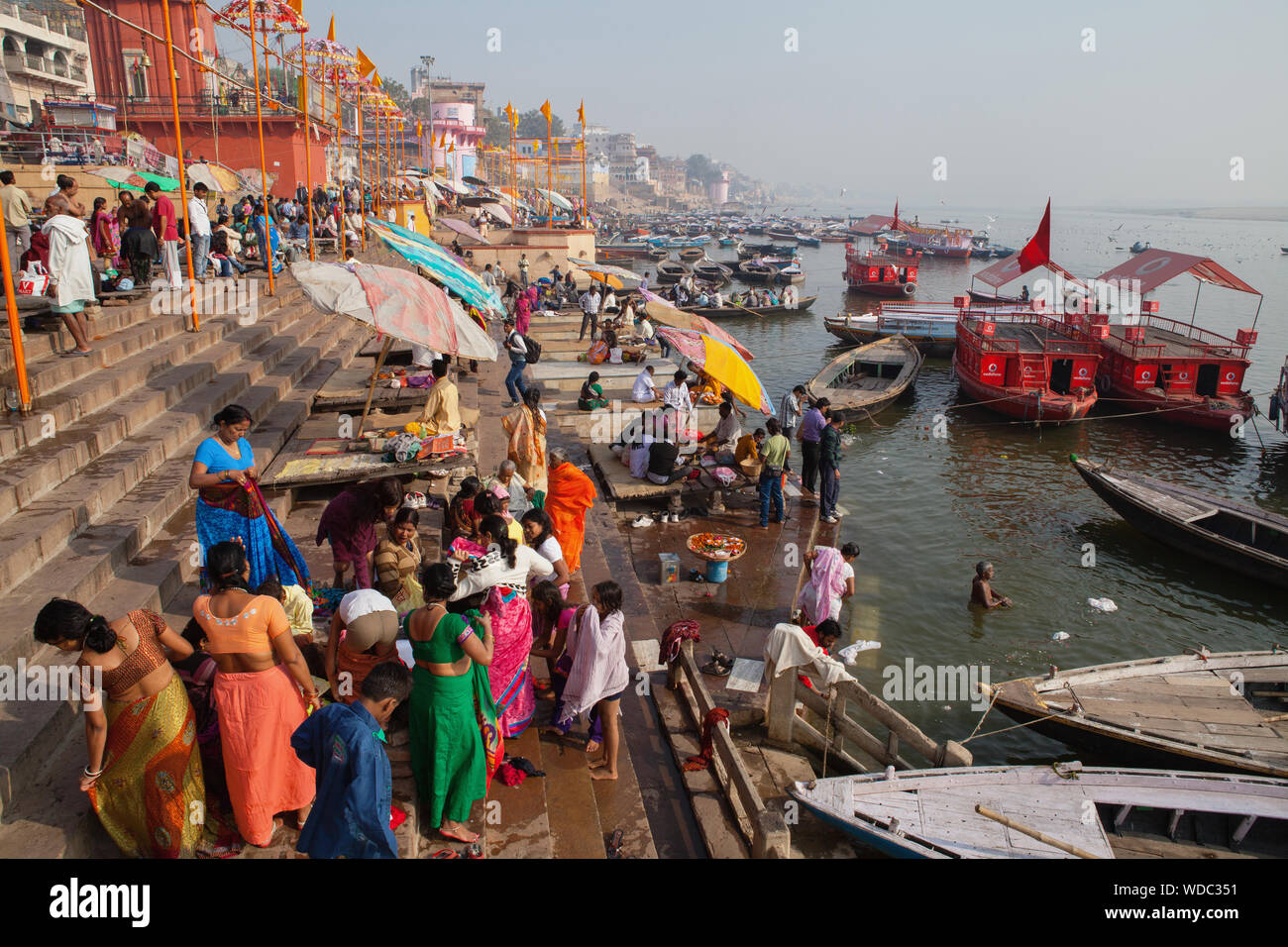 India, Uttar Pradesh, Varanasi, Pilgrims on the ghats beside the Ganges ...