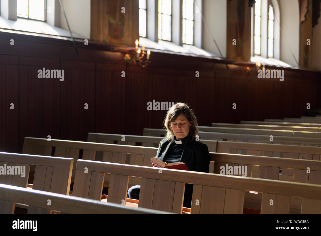Church pew people hi-res stock photography and images - Alamy