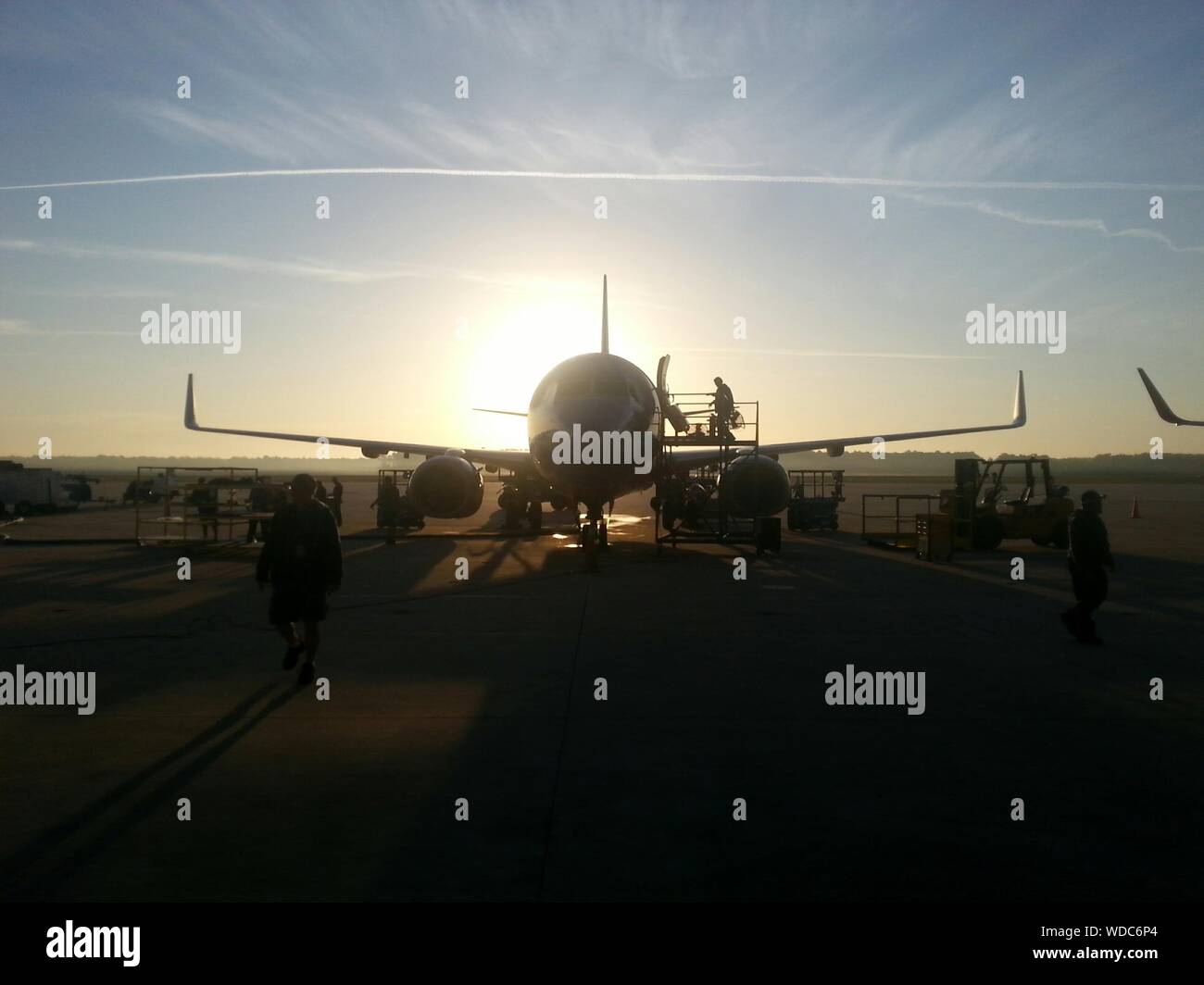 Boarding airplane hi-res stock photography and images - Alamy