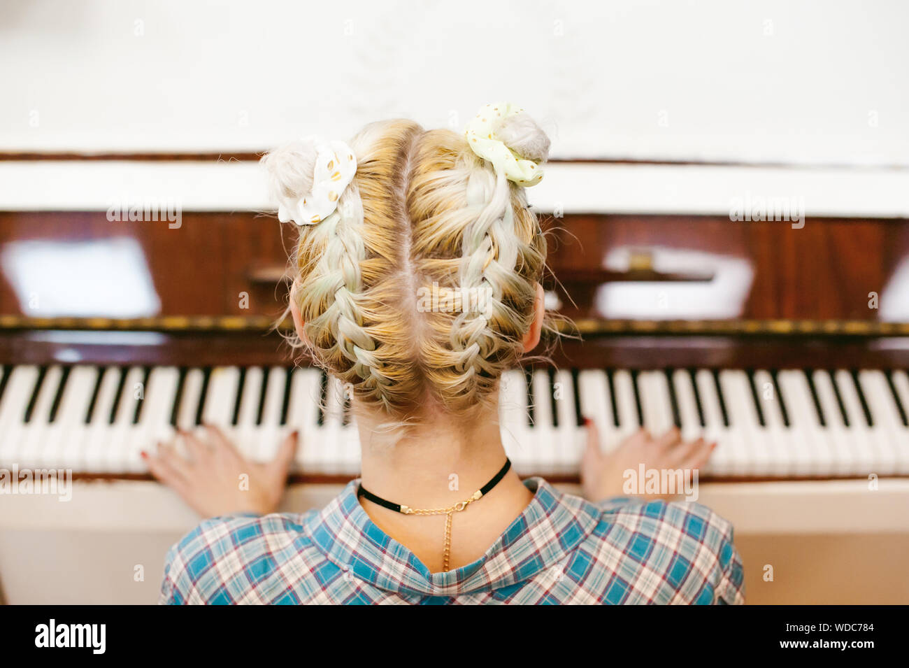 Piano woman rear hi-res stock photography and images - Alamy