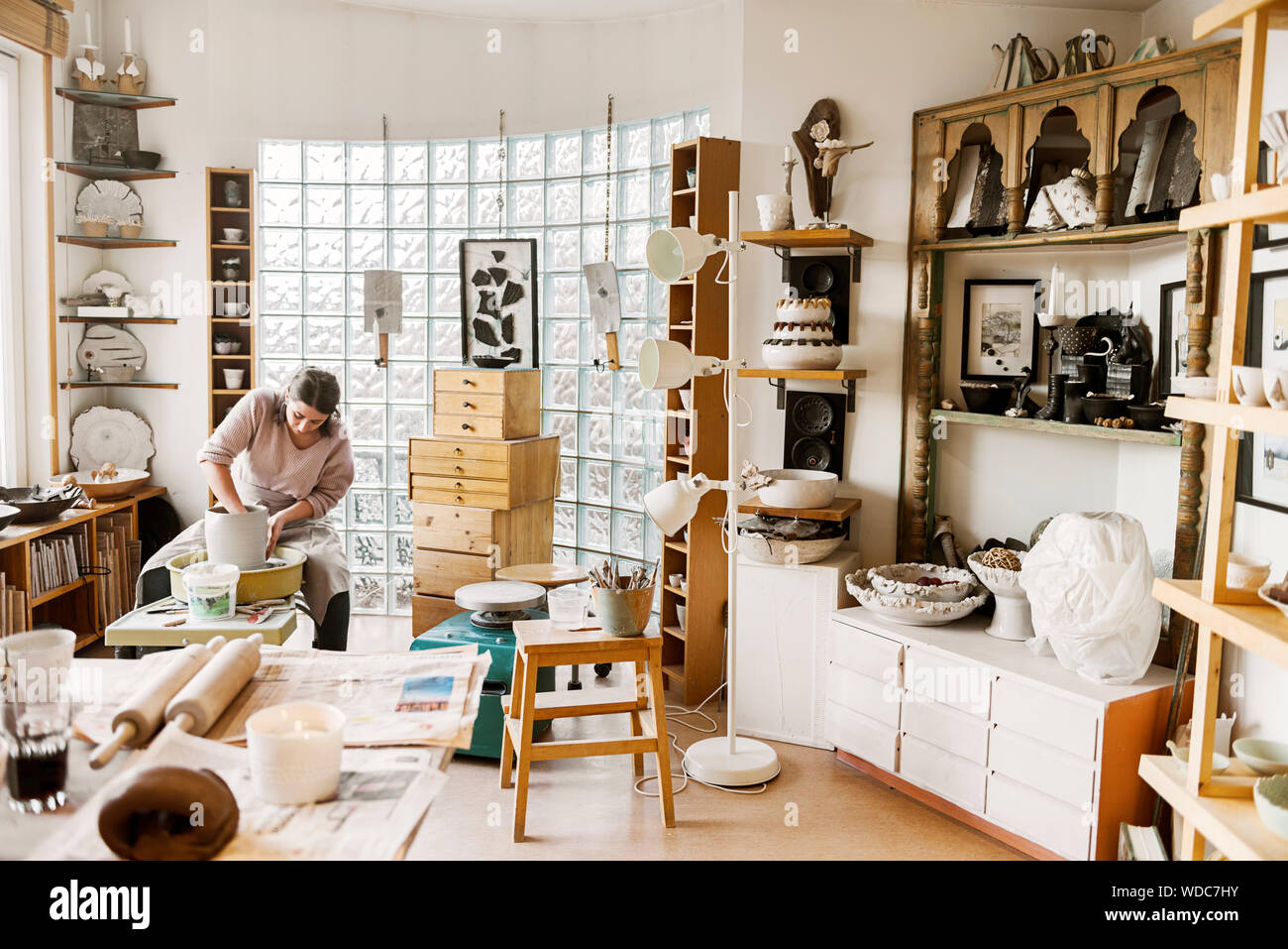 Throwing table hi-res stock photography and images - Alamy