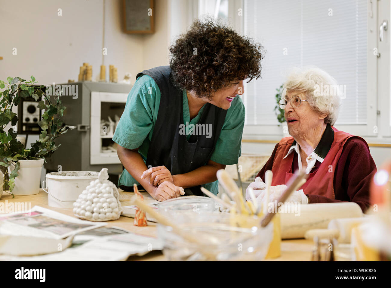 Women making pottery hi-res stock photography and images - Alamy