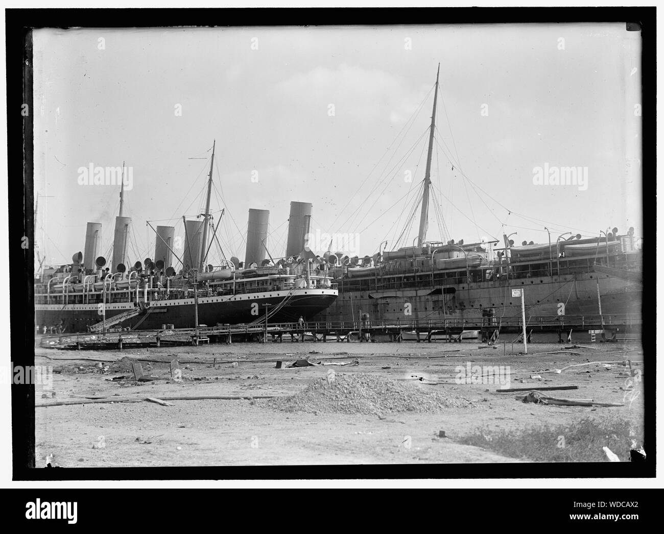 Mooring of ships Cut Out Stock Images & Pictures - Alamy