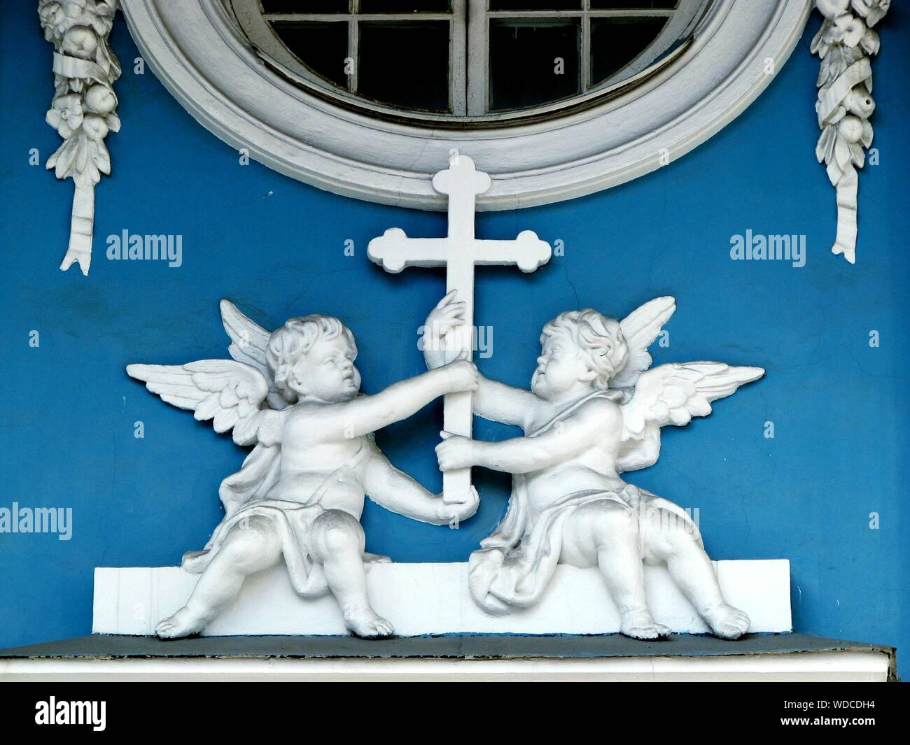 Cross with angels hi-res stock photography and images - Alamy