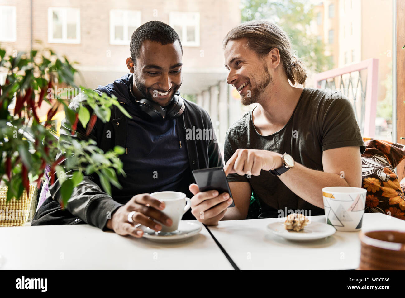 Men sitting together hi-res stock photography and images - Alamy
