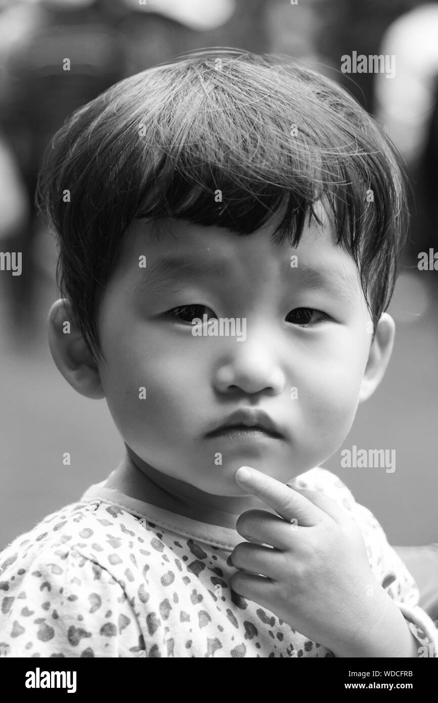 Hand chin portrait up close hi-res stock photography and images - Alamy