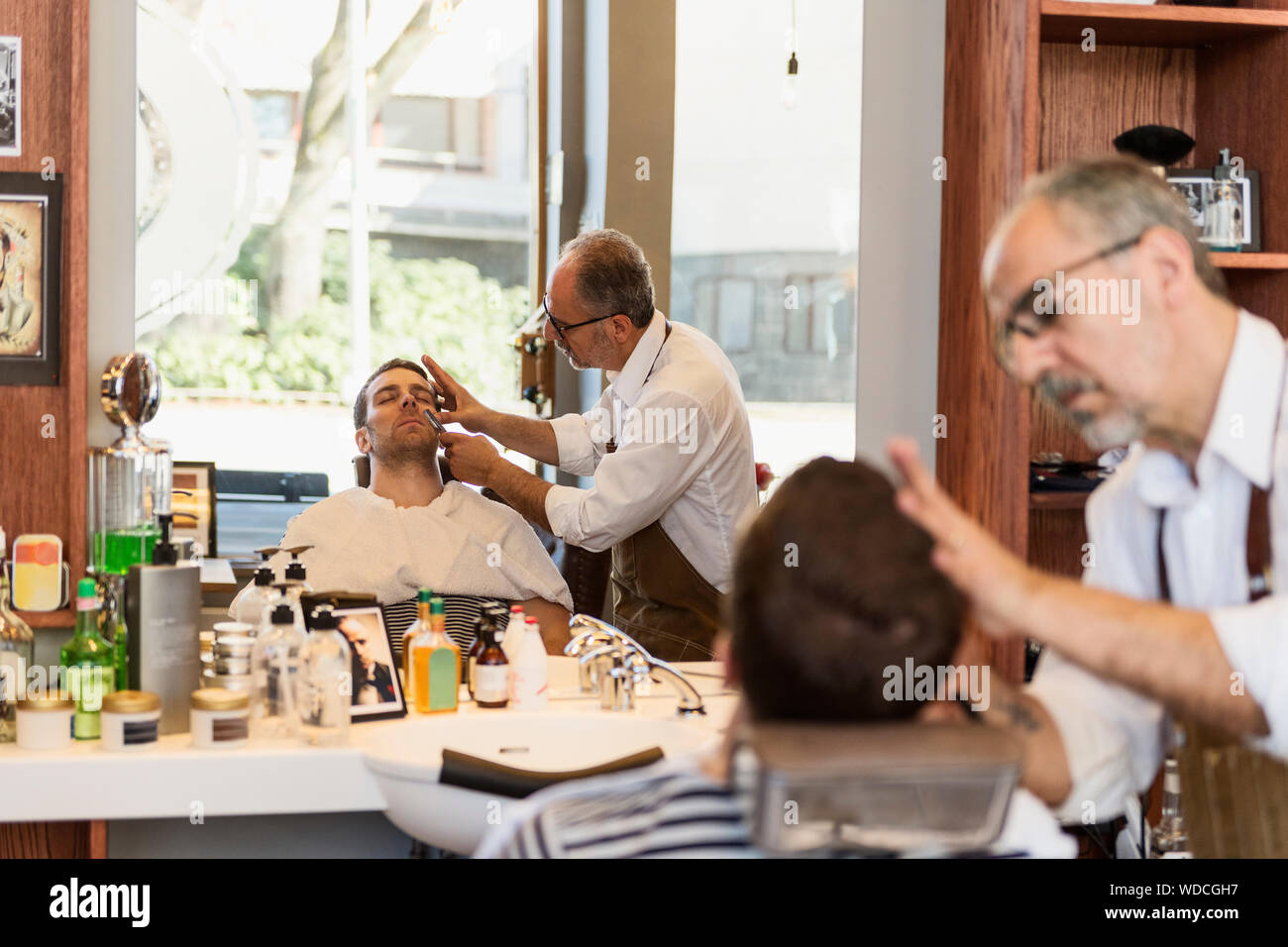 Shaving and man hi-res stock photography and images - Alamy