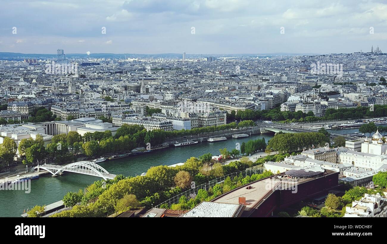Paris building waterfront hi-res stock photography and images - Alamy