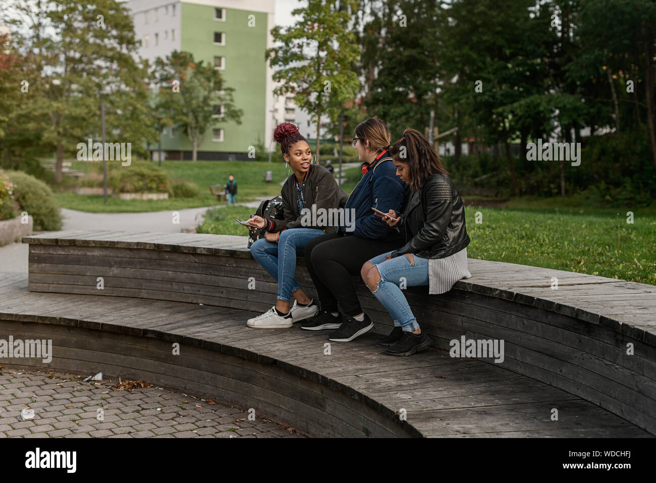 Friends sitting park hi-res stock photography and images - Alamy