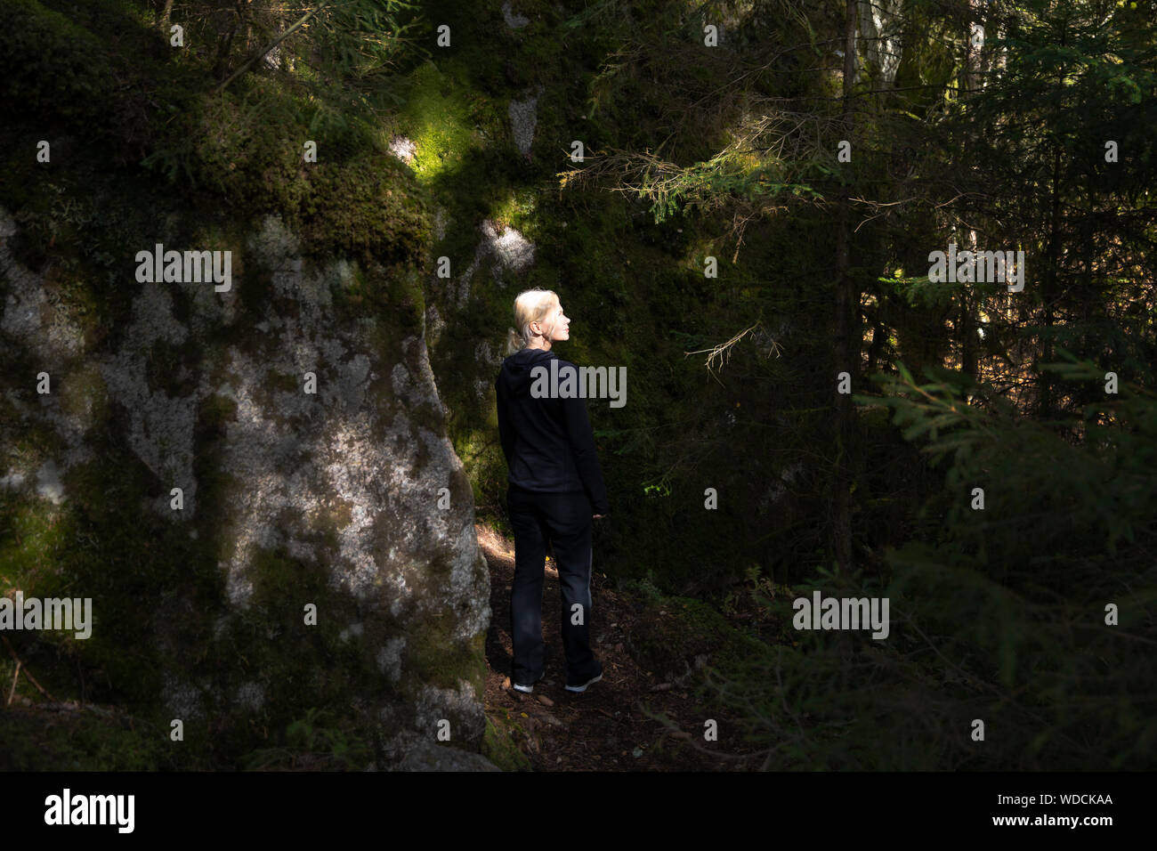 Women with covered hair hi-res stock photography and images - Alamy