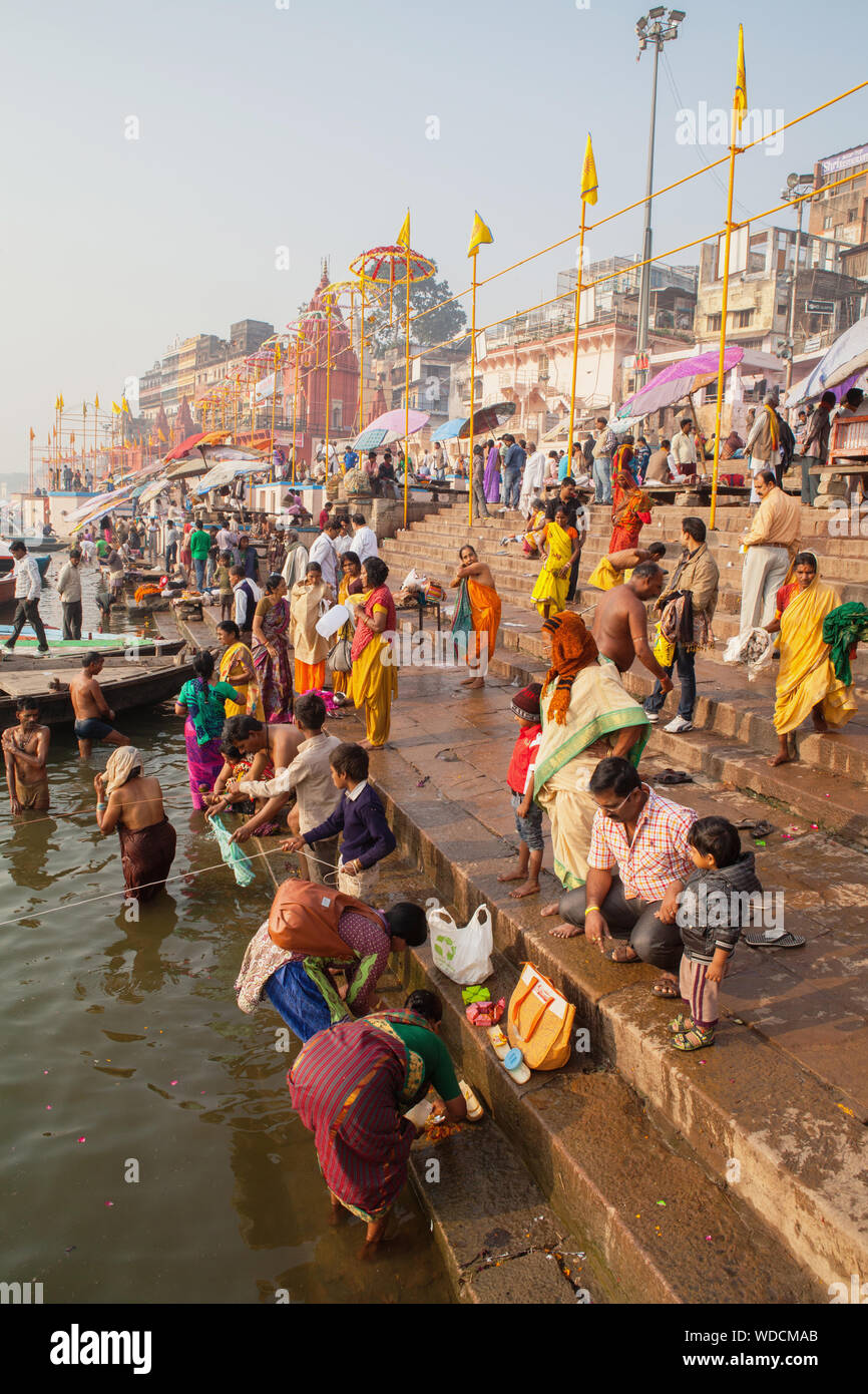 India, Uttar Pradesh, Varanasi, Pilgrims on the ghats beside the Ganges ...