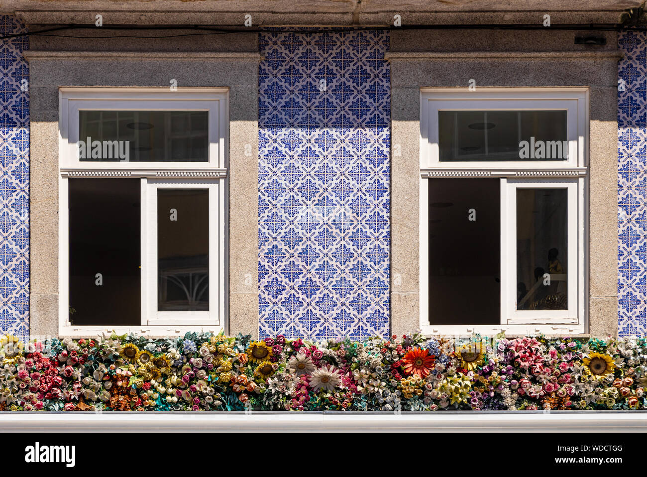 Portugal historic windows hi-res stock photography and images - Alamy