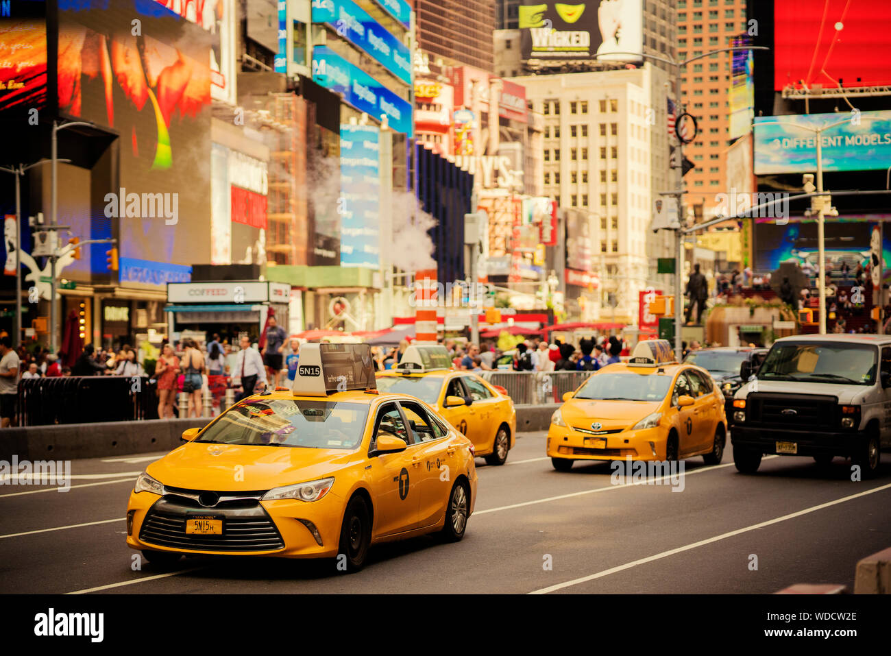 Yellow taxis hi-res stock photography and images - Alamy
