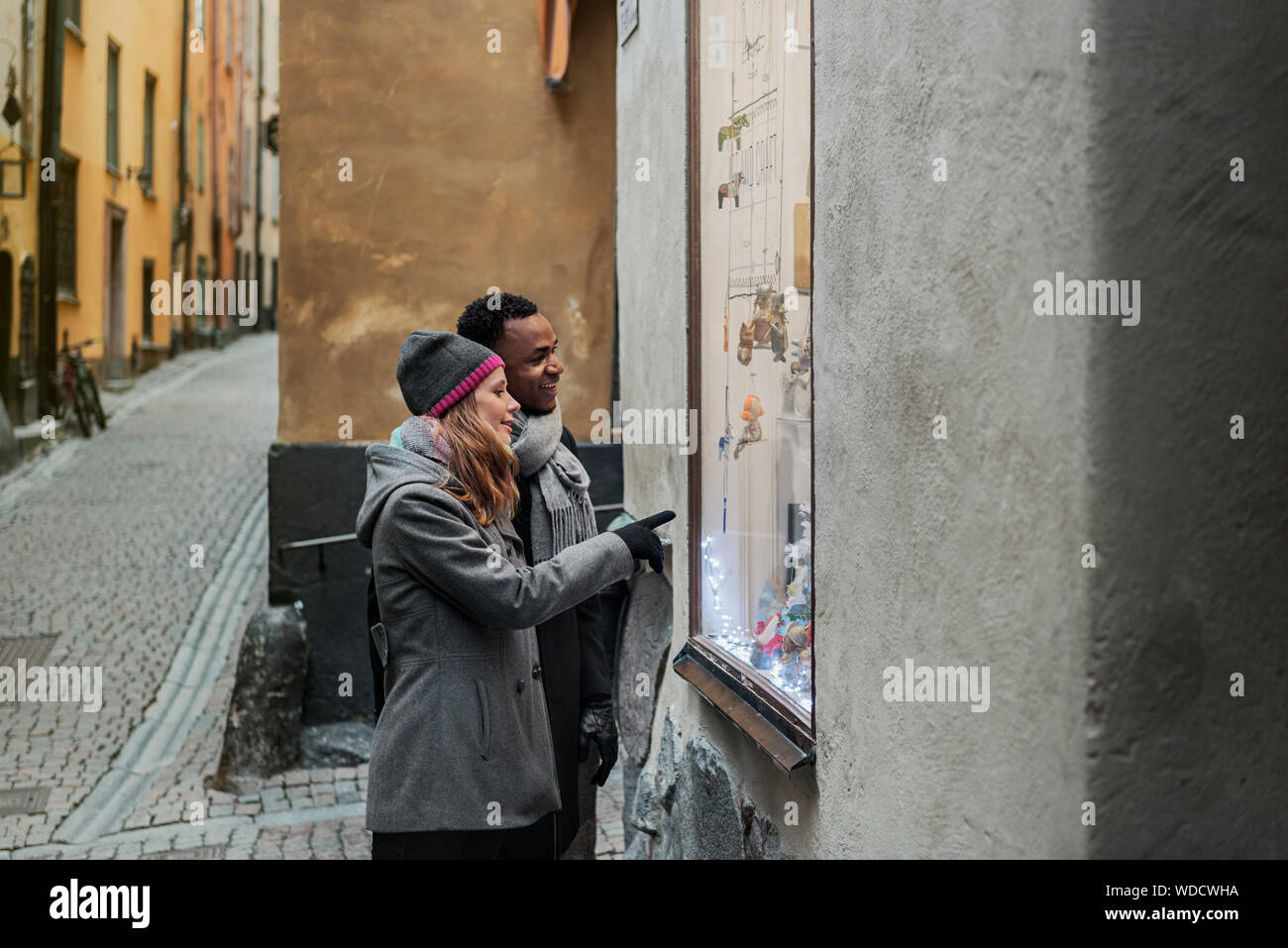 Window shopping couple hi-res stock photography and images - Alamy