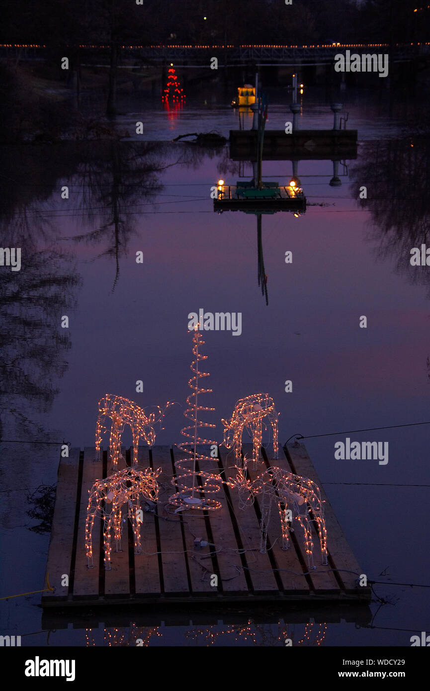 Floating platform lake hi-res stock photography and images - Alamy