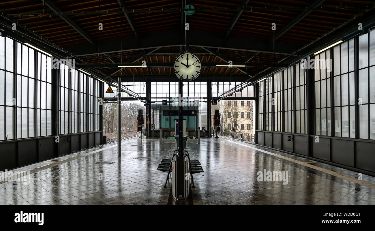 Empty platform bench railway station hi-res stock photography and ...