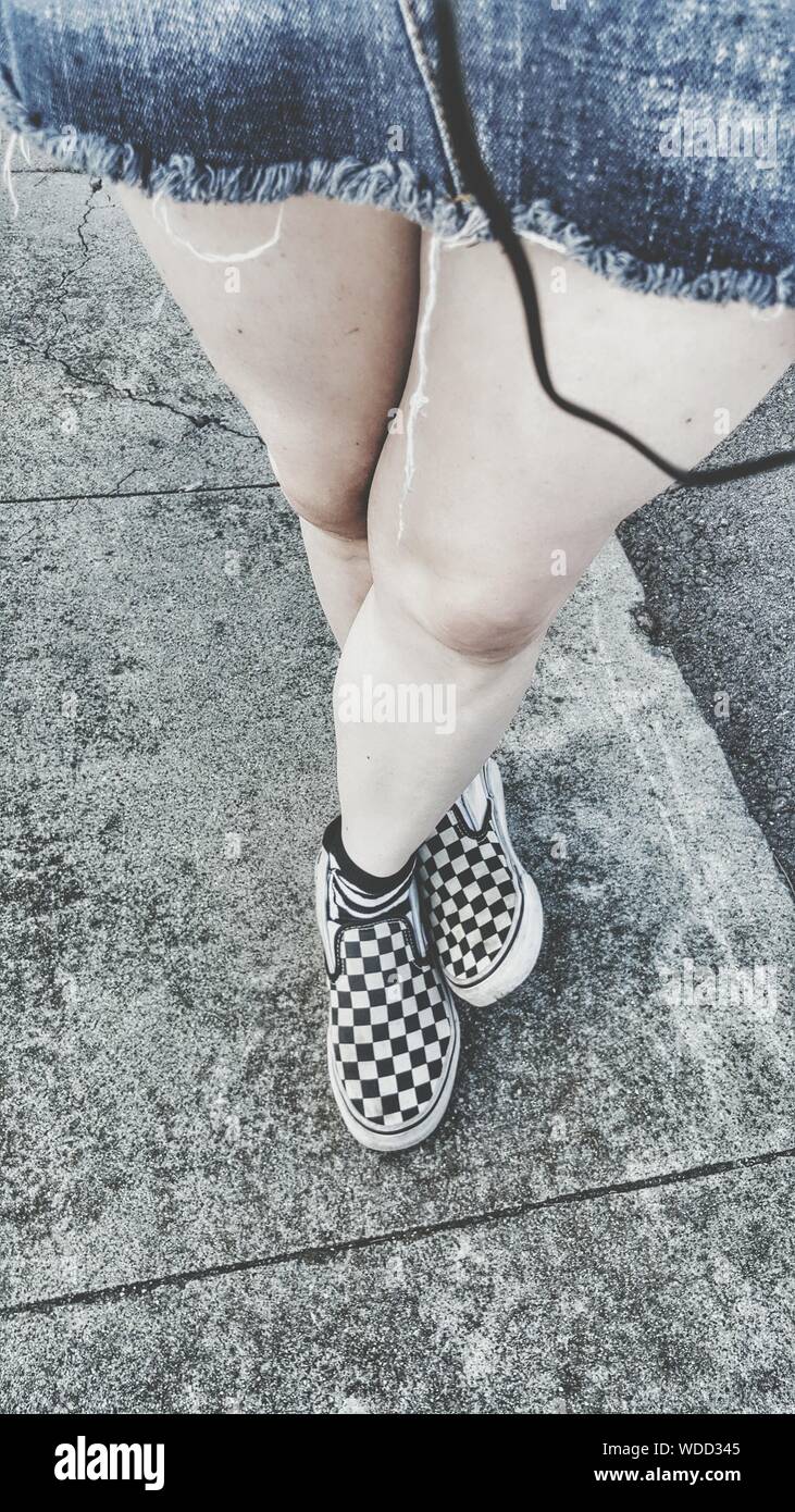 Woman crossed legs standing hi-res stock photography and images - Alamy