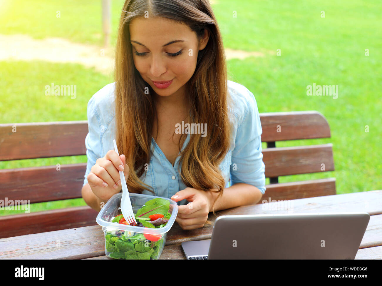 Lunch break park hi-res stock photography and images - Alamy