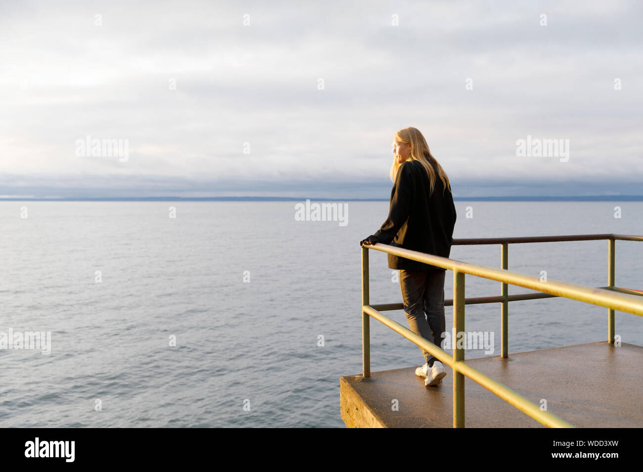Leaning over railing hi-res stock photography and images - Alamy