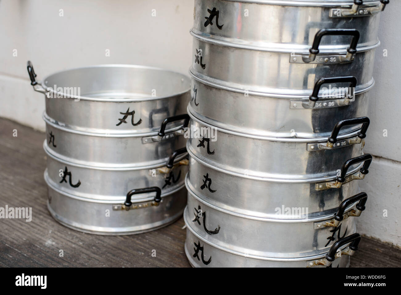 Metallic utensils hi-res stock photography and images - Alamy