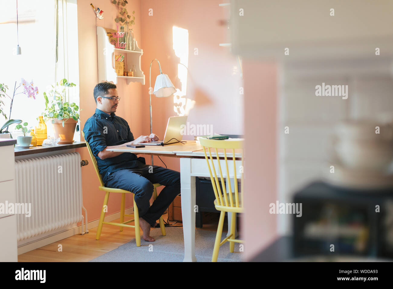 Shadow man sitting table hi-res stock photography and images - Alamy