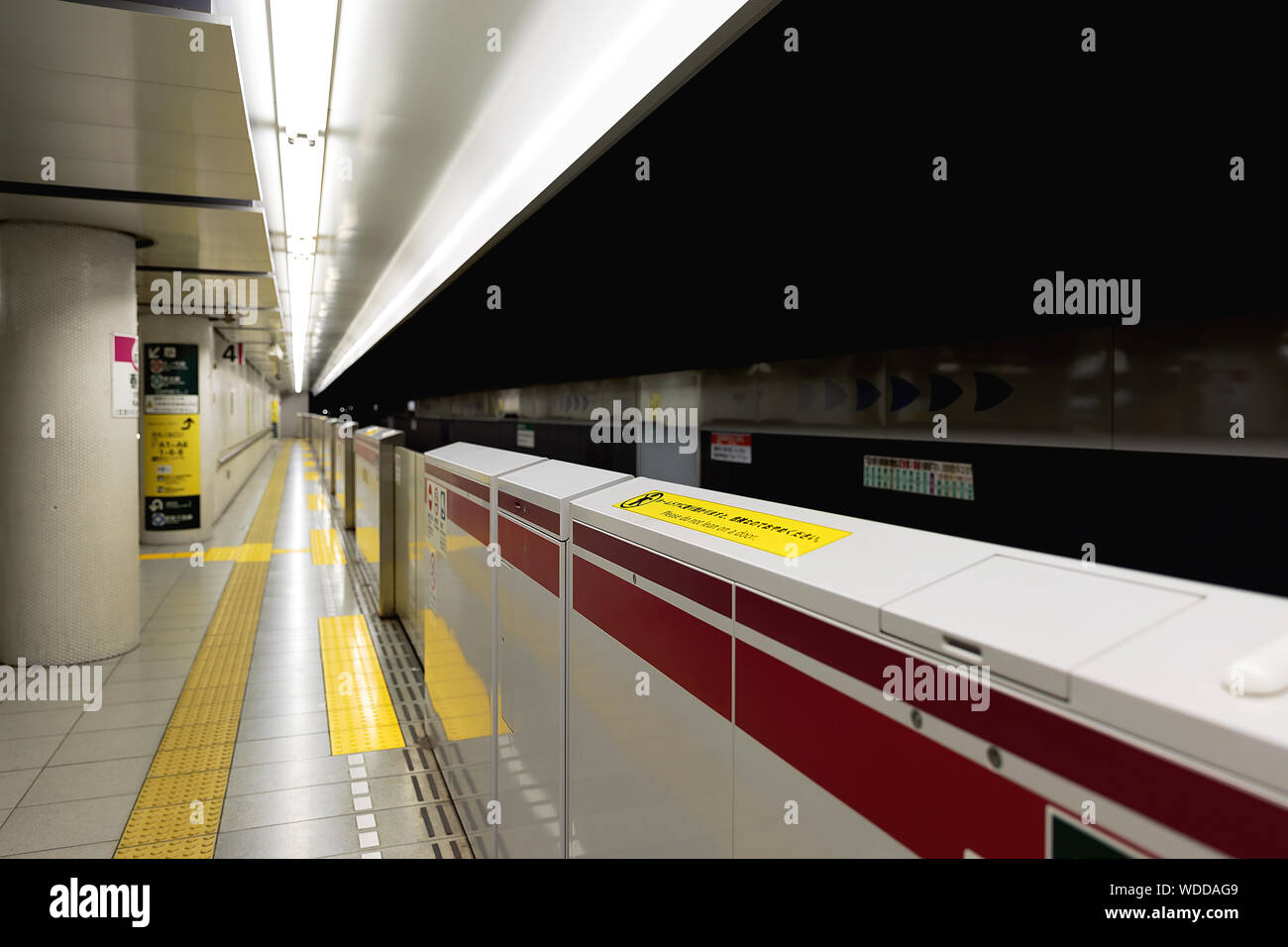 Tokyo subway tunnel and station Stock Photo - Alamy