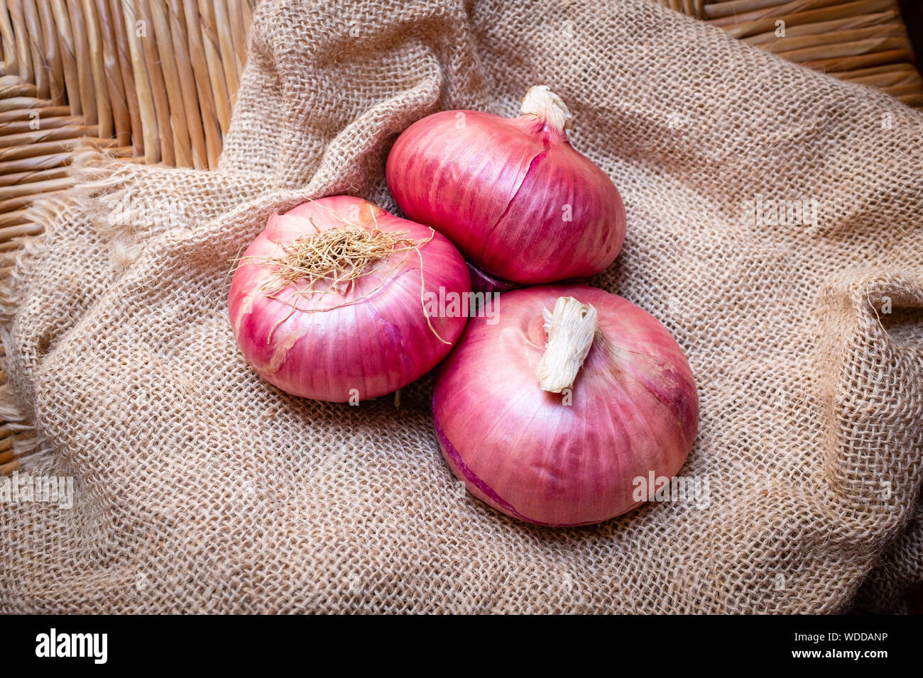 The sweet red onion of tropea hi-res stock photography and images - Alamy