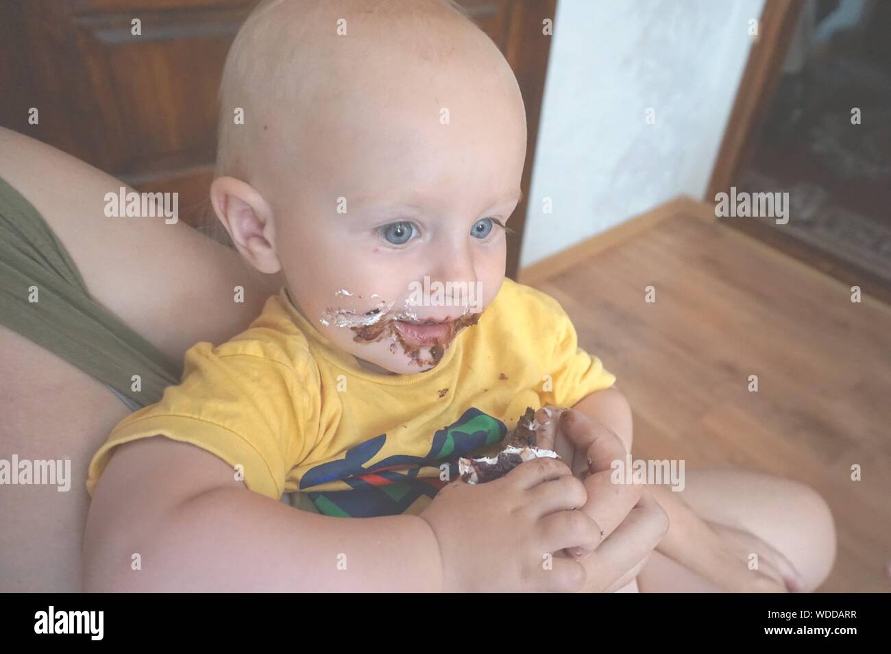 Family eating cake hi-res stock photography and images - Alamy