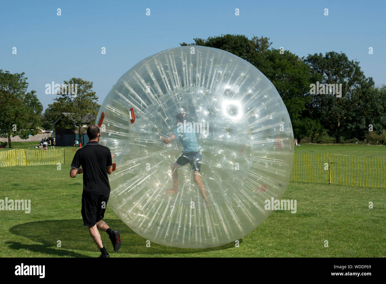 Party in the park hi-res stock photography and images - Alamy