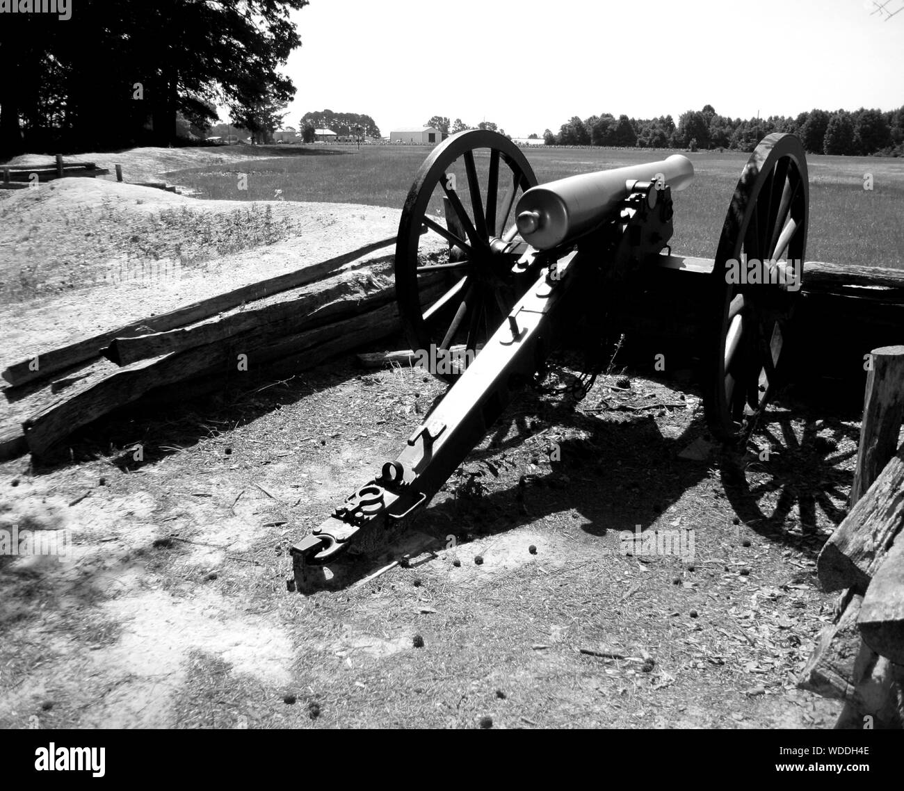 Cannon on battlefield hi-res stock photography and images - Alamy