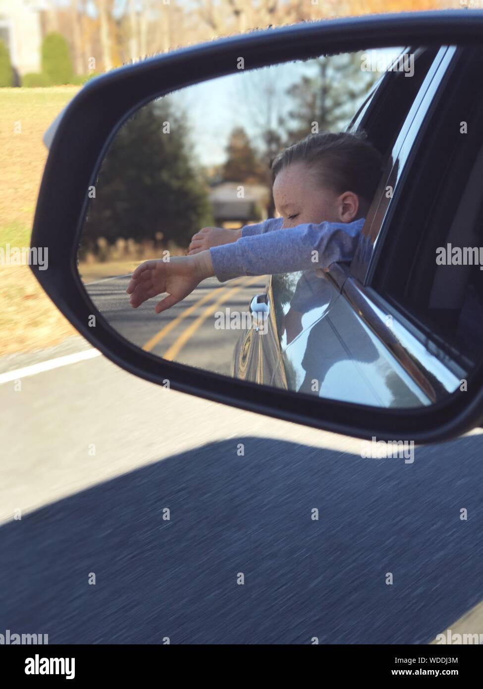 Child looking through car window hi-res stock photography and images ...