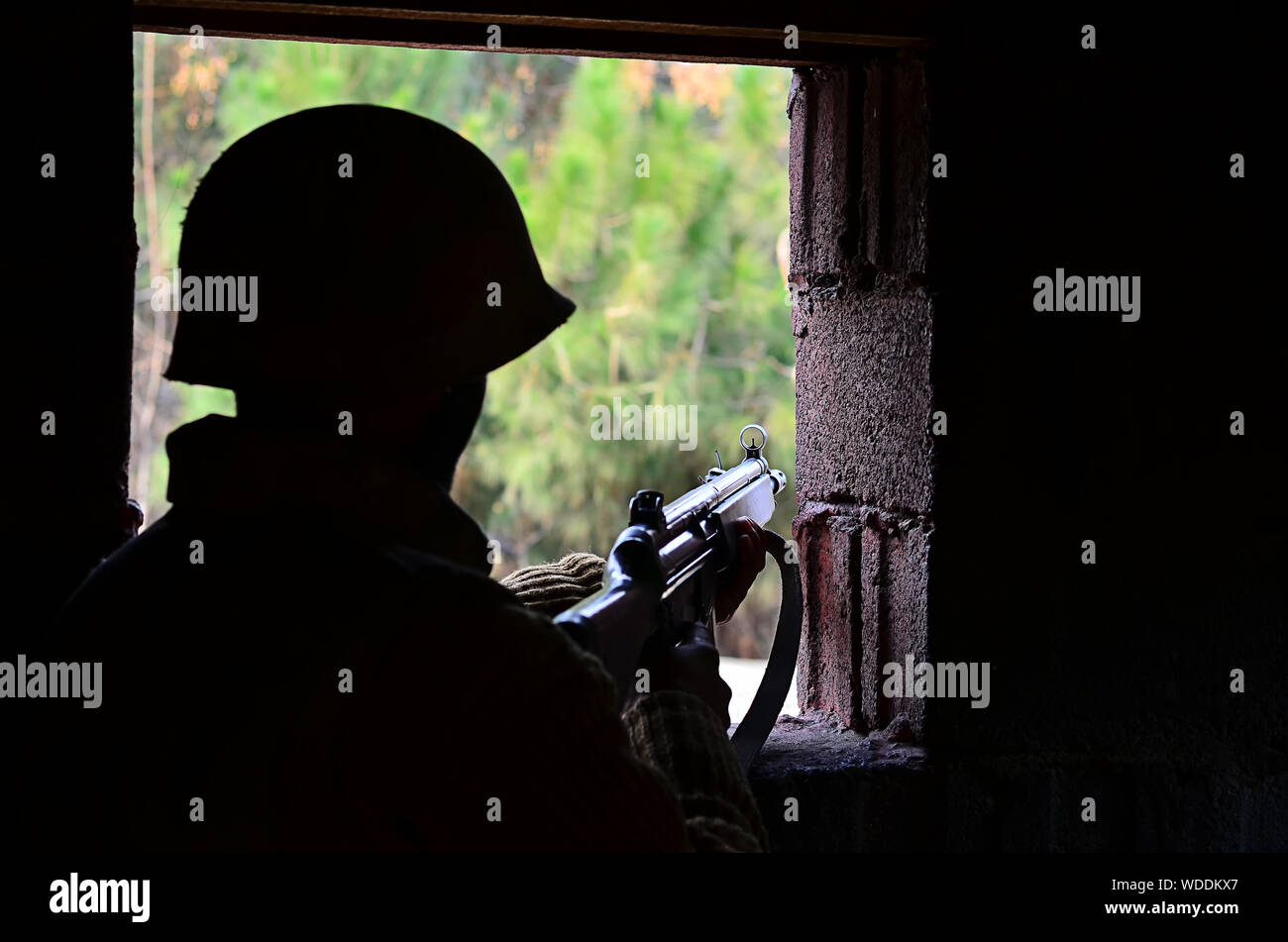 Soldier with rifle hi-res stock photography and images - Alamy