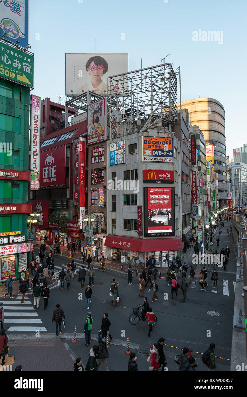 Busy downtown shinjuku tokyo street hi-res stock photography and images ...