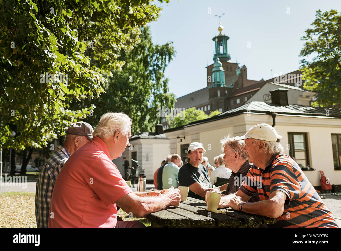 Group seniors table hi-res stock photography and images - Alamy