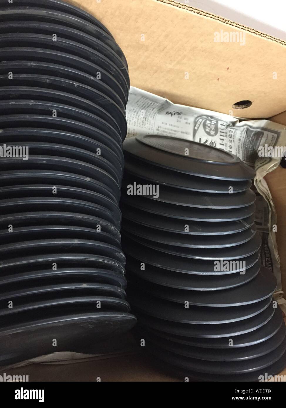 Cardboard plates hi-res stock photography and images - Alamy