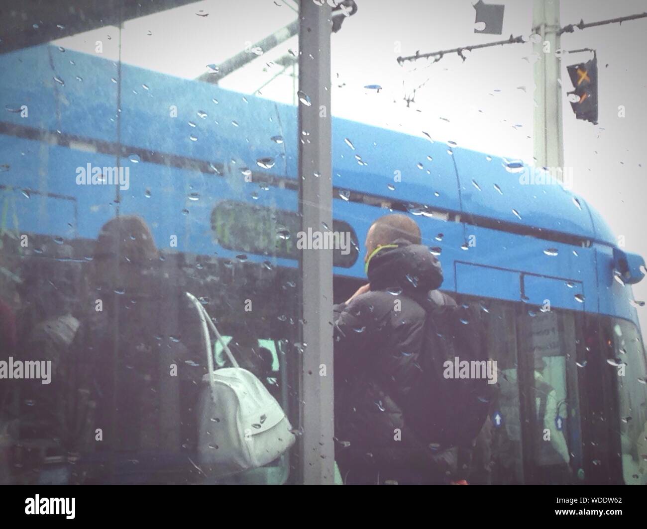People at bus stop rain hi-res stock photography and images - Alamy