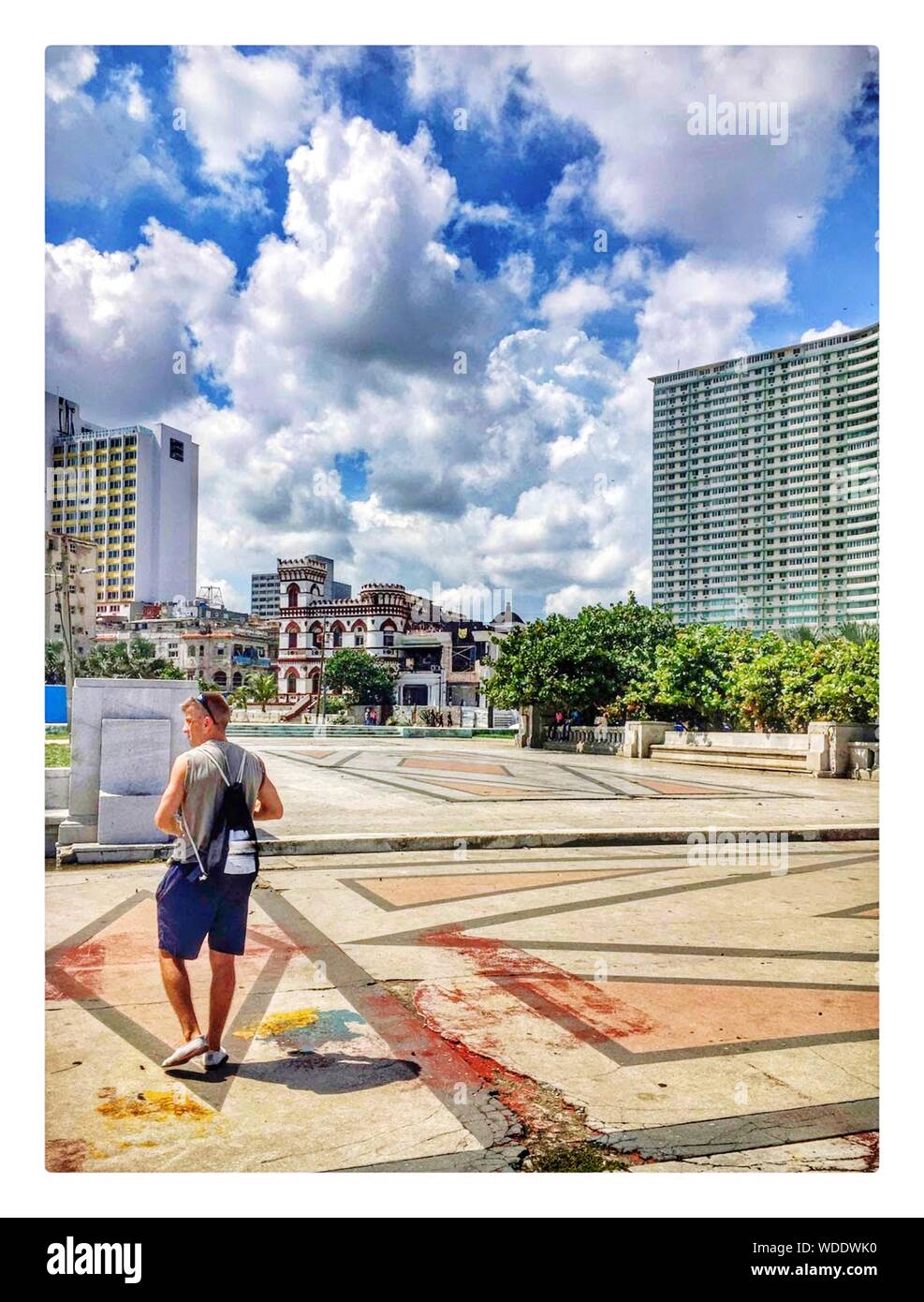 Walking city rear view Cut Out Stock Images & Pictures - Alamy