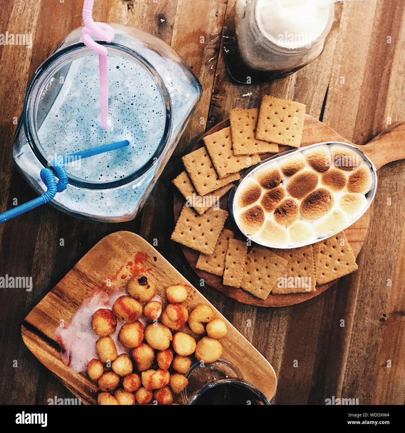 Dinking table hi-res stock photography and images - Alamy