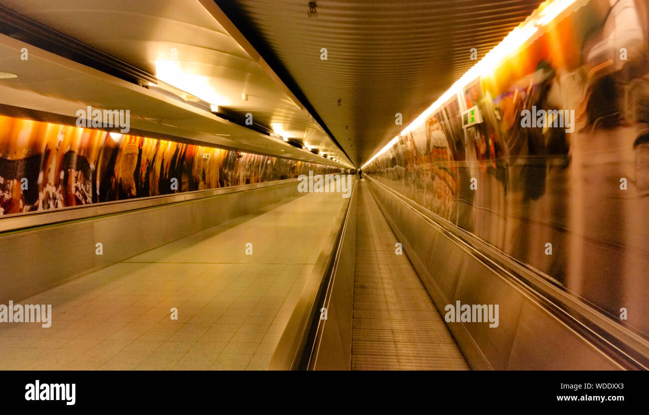 Moving building hi-res stock photography and images - Alamy