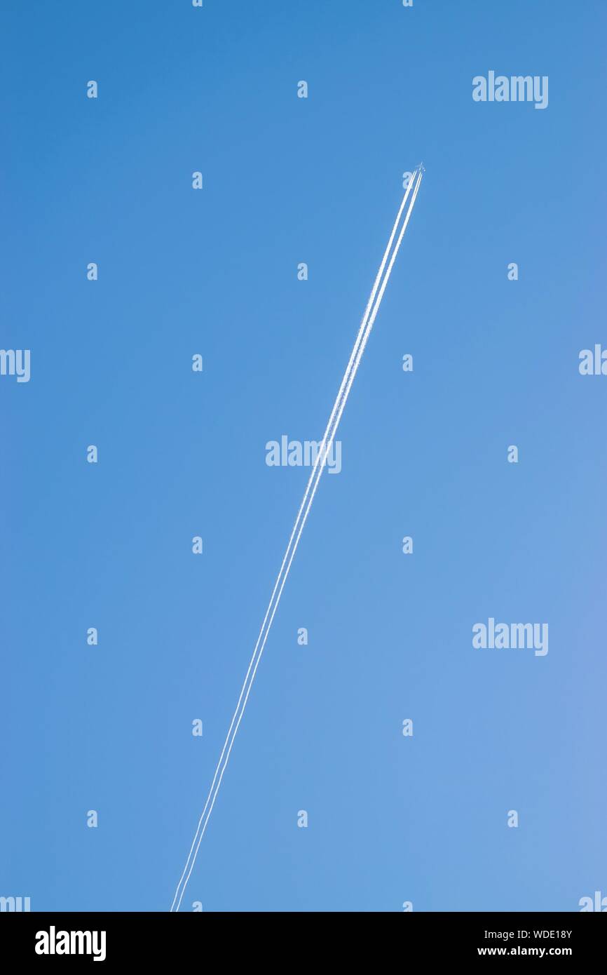 Long contrail hi-res stock photography and images - Alamy