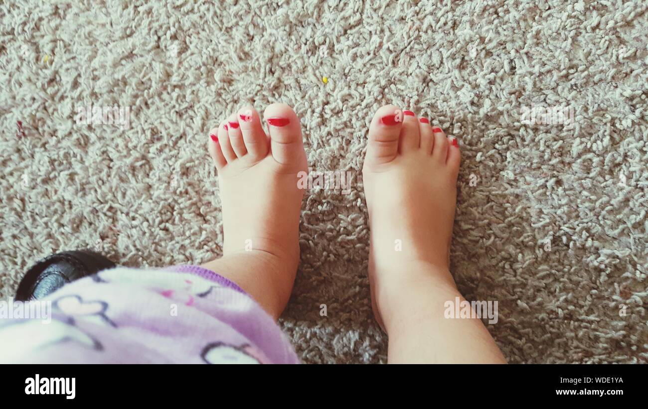 Girls toenails hi-res stock photography and images - Alamy