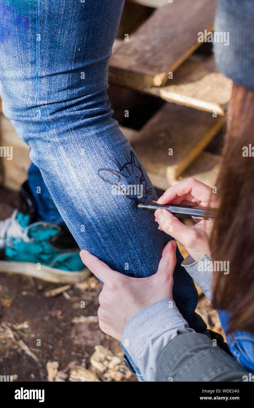 Leg drawing art hi-res stock photography and images - Alamy