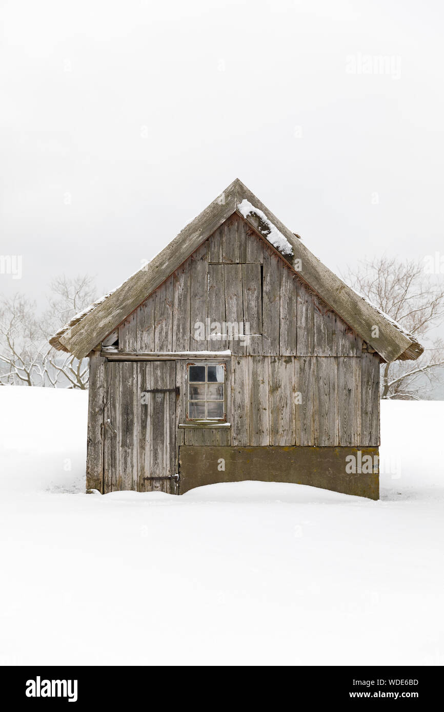 Barn in snow hi-res stock photography and images - Alamy