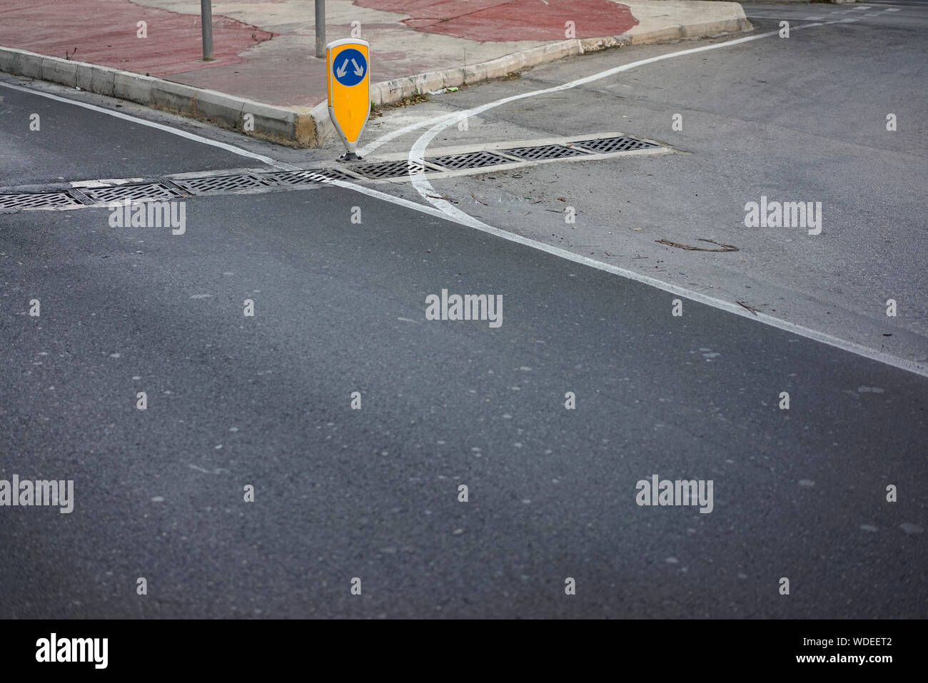 Yellow direction sign hi-res stock photography and images - Alamy