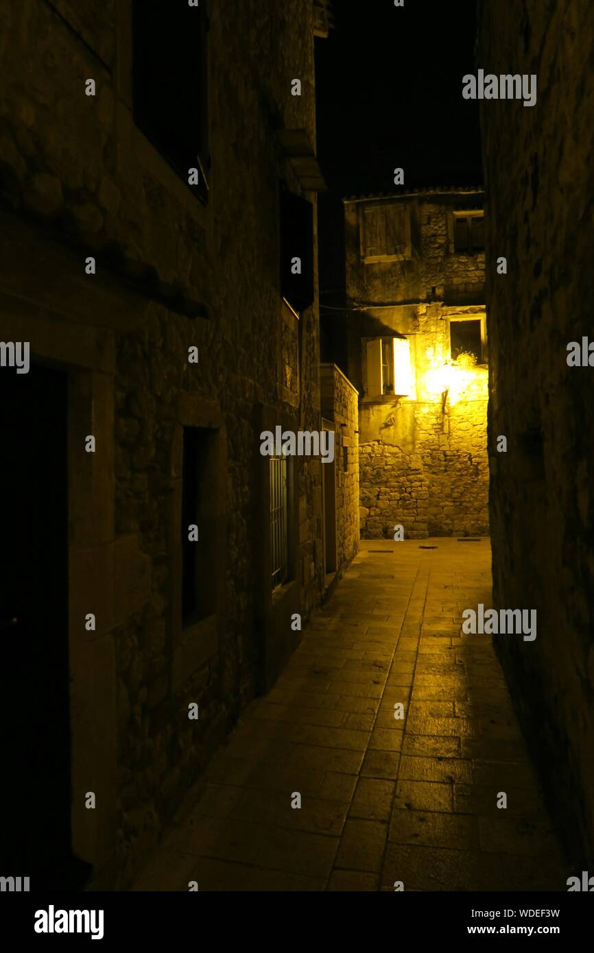 Empty alley buildings night alley hi-res stock photography and images ...