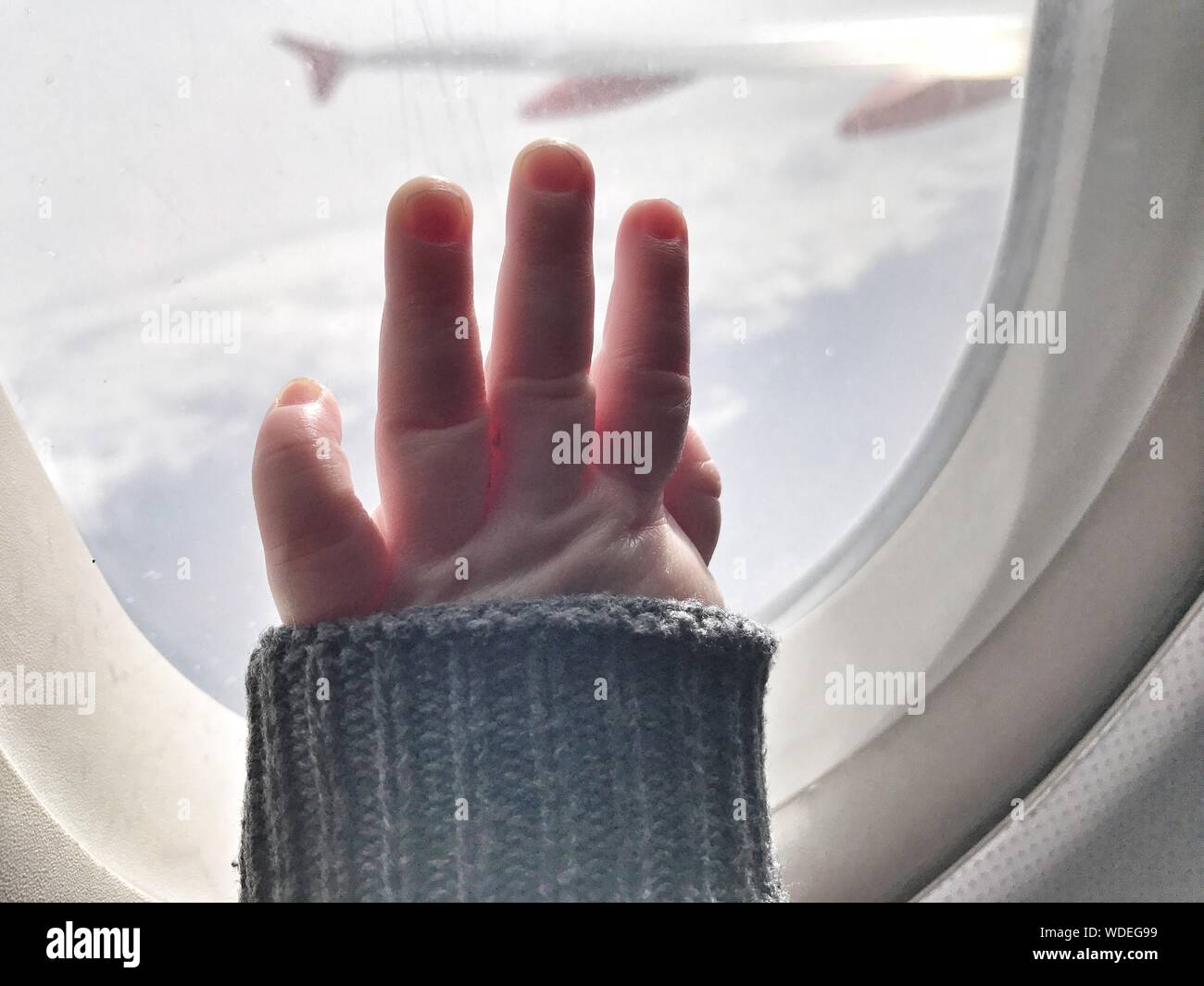 Human hand on airplane window hi-res stock photography and images - Alamy