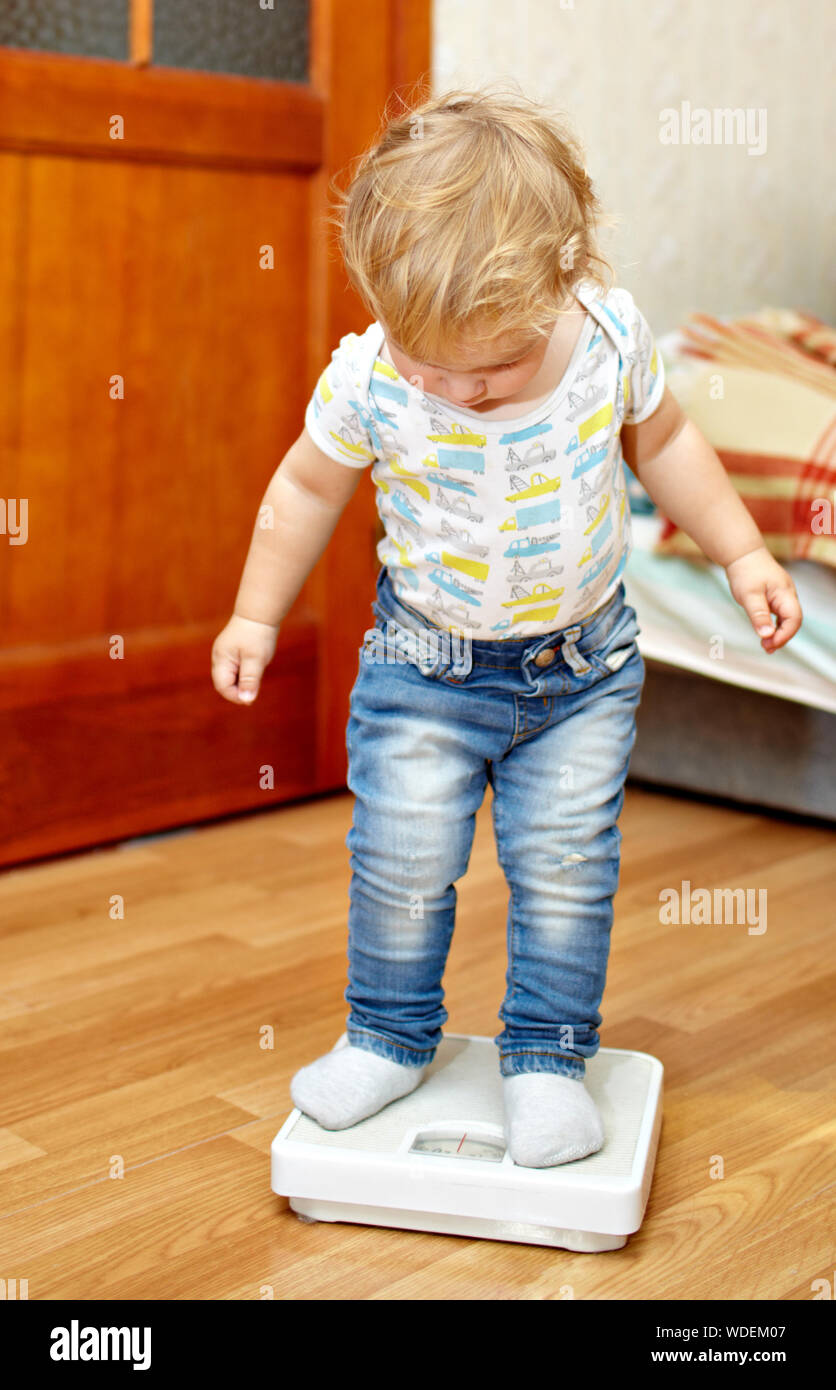 Girl on scale hi-res stock photography and images - Alamy