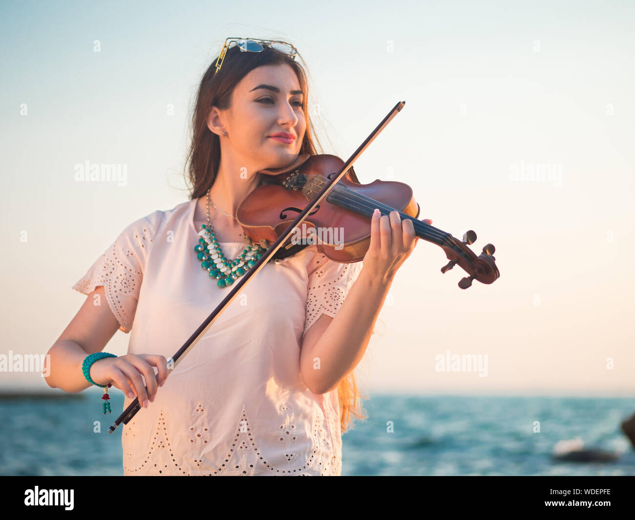 Woman playing the violin hi-res stock photography and images - Alamy