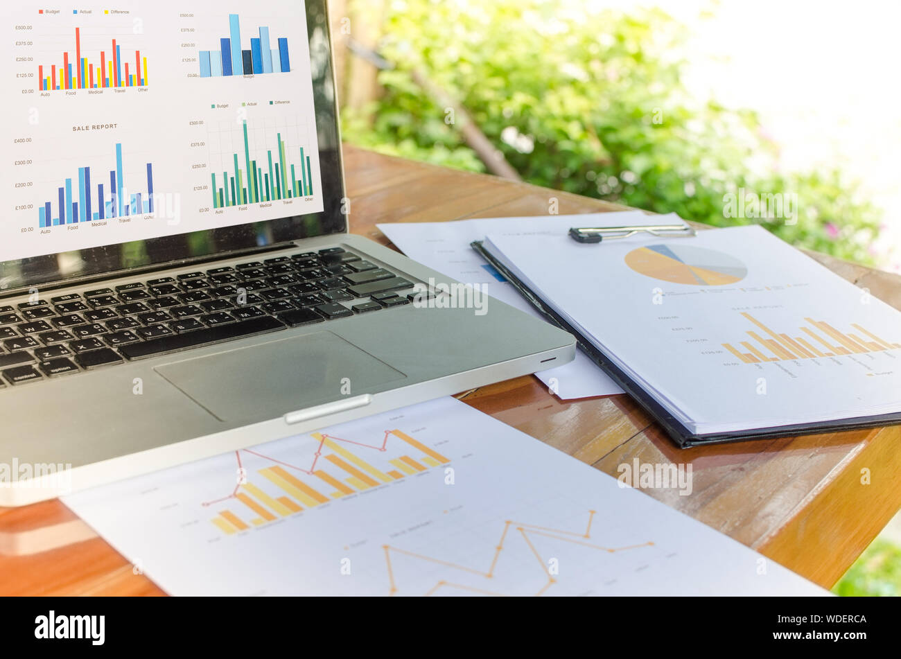 Laptop graph chart hi-res stock photography and images - Alamy