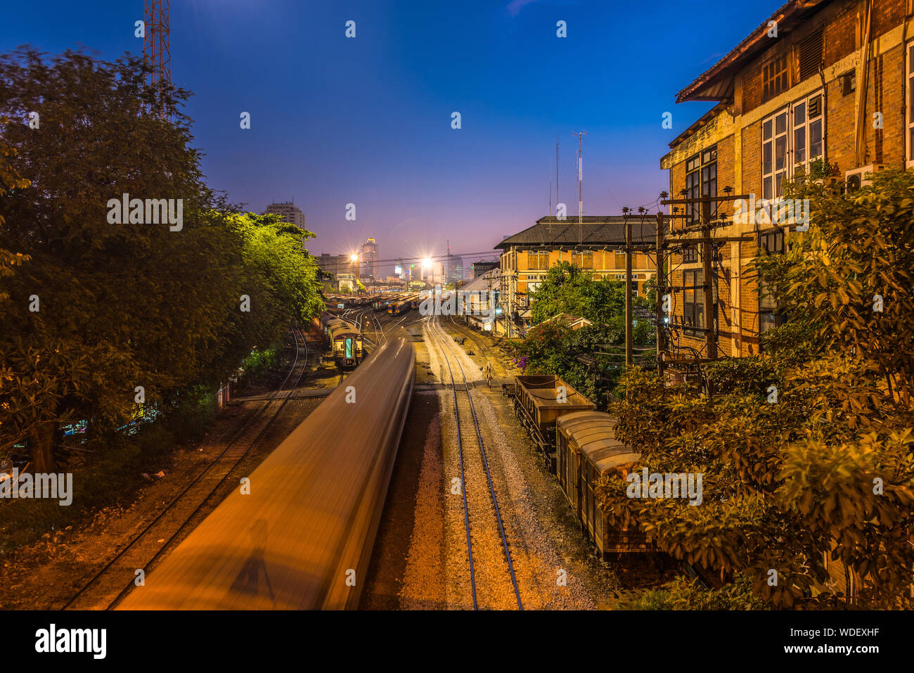 Night railroad hi-res stock photography and images - Alamy